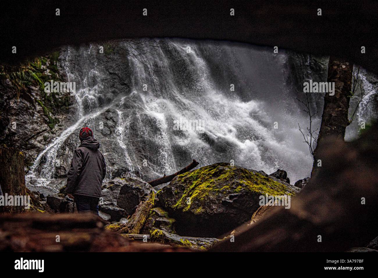 Brinnon, Washington, USA. 26th Mar, 2025. The 200-yard hike along Rocky ...