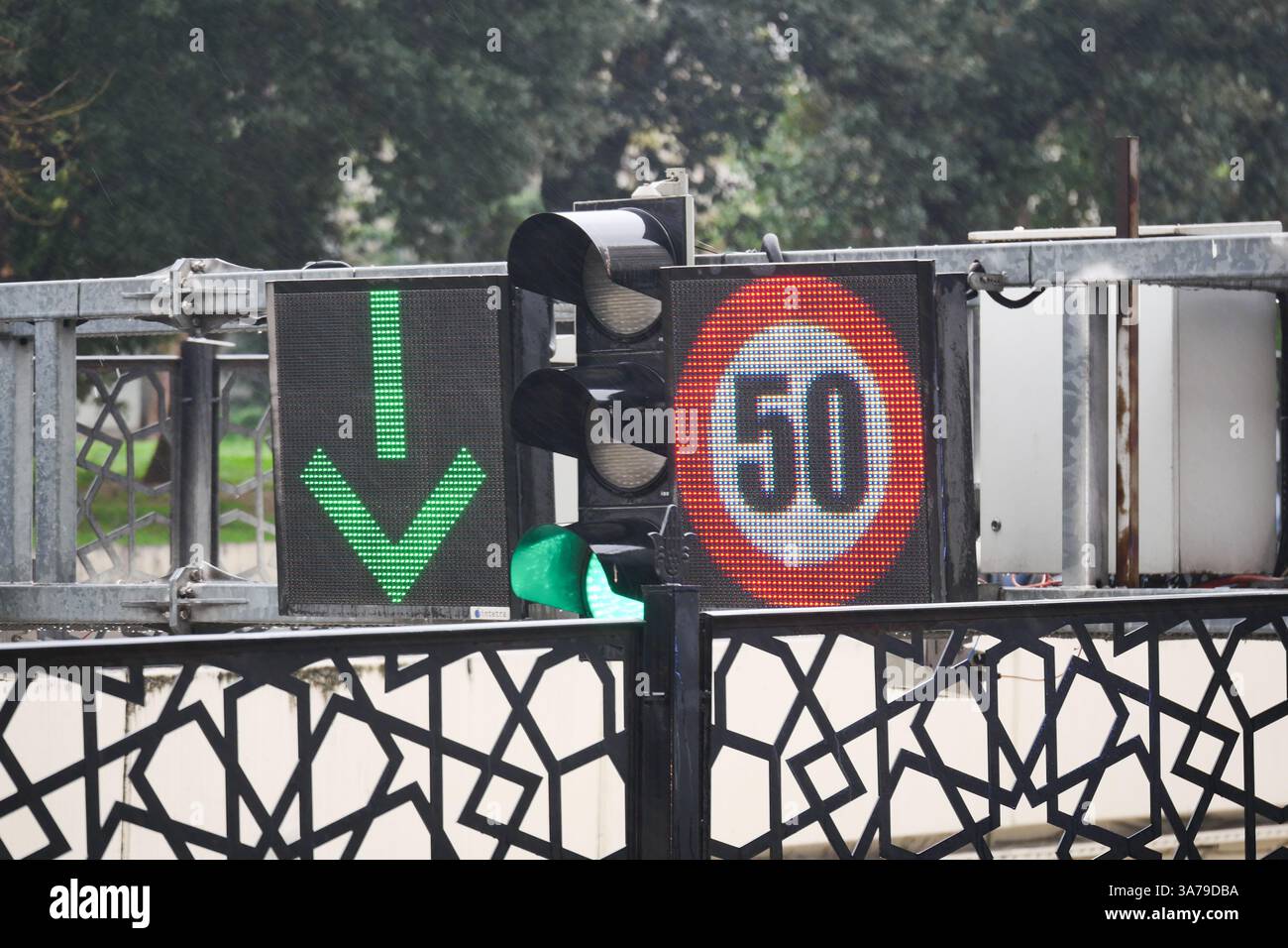Green arrow signal with speed limit display at a busy intersection ...