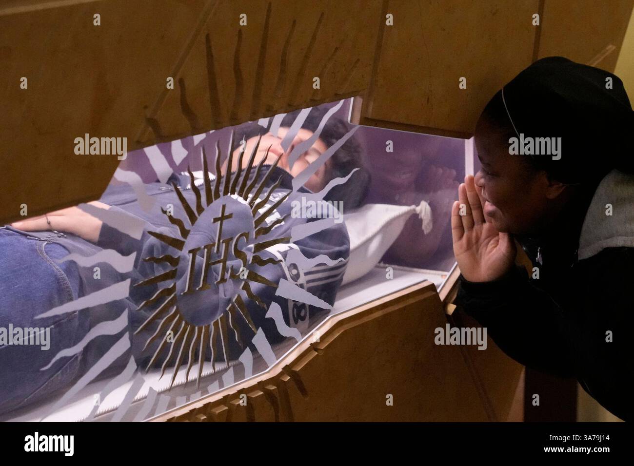 The body of Carlo Acutis, an Italian boy who died in 2006 of leukemia ...