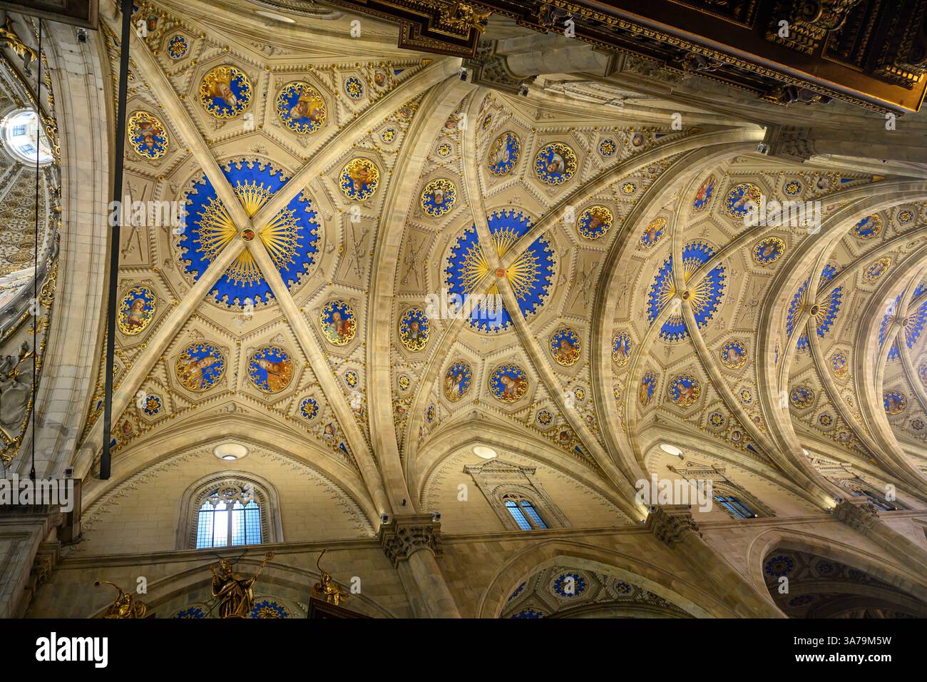 Ceiling inside the Como Cathedral (Cattedrale di Santa Maria Assunta ...