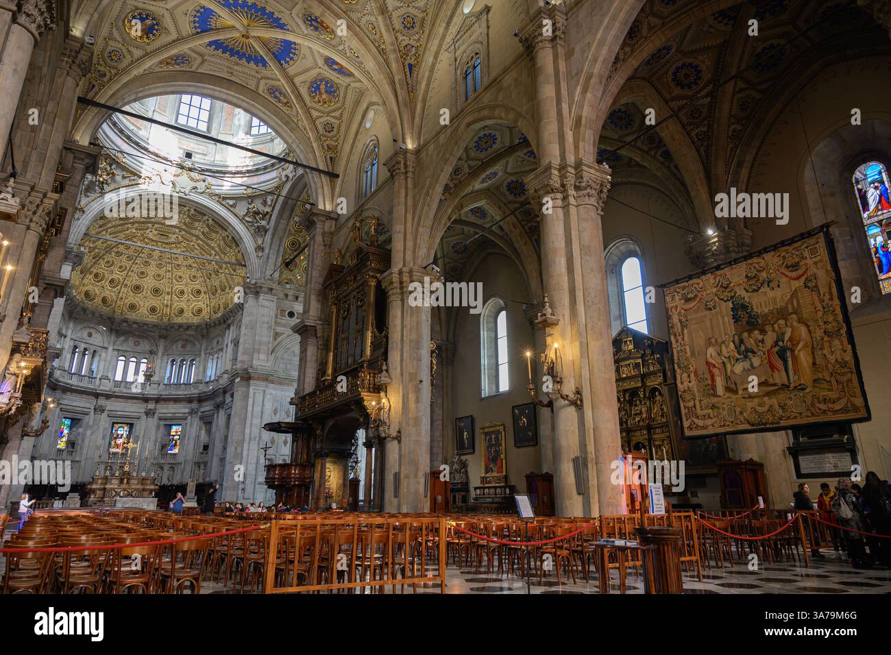 Inside the Como Cathedral (Cattedrale di Santa Maria Assunta Duomo di ...