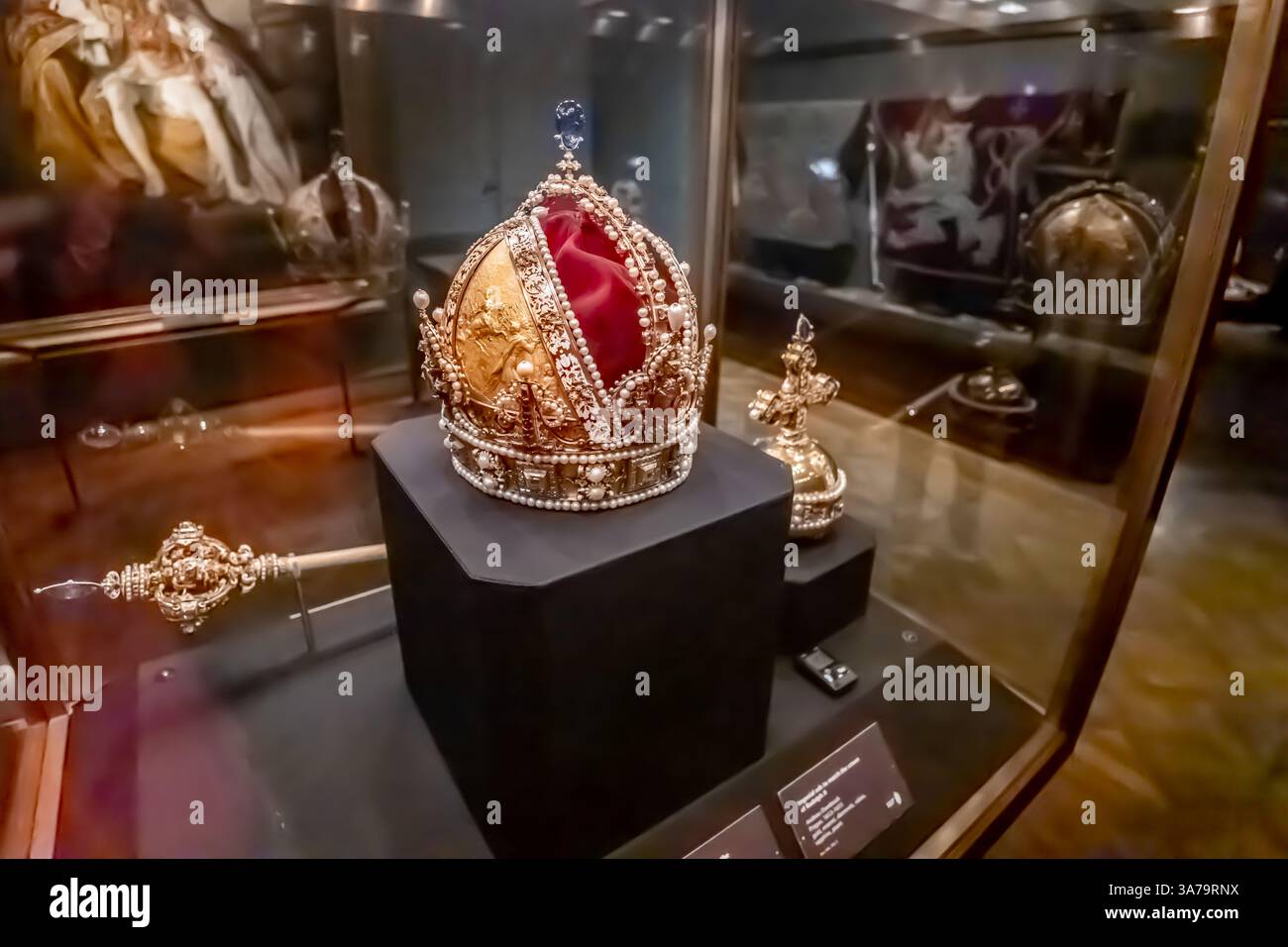 Imperial Treasury Vienna. Vienna’s Hofburg Palace treasure chamber ...