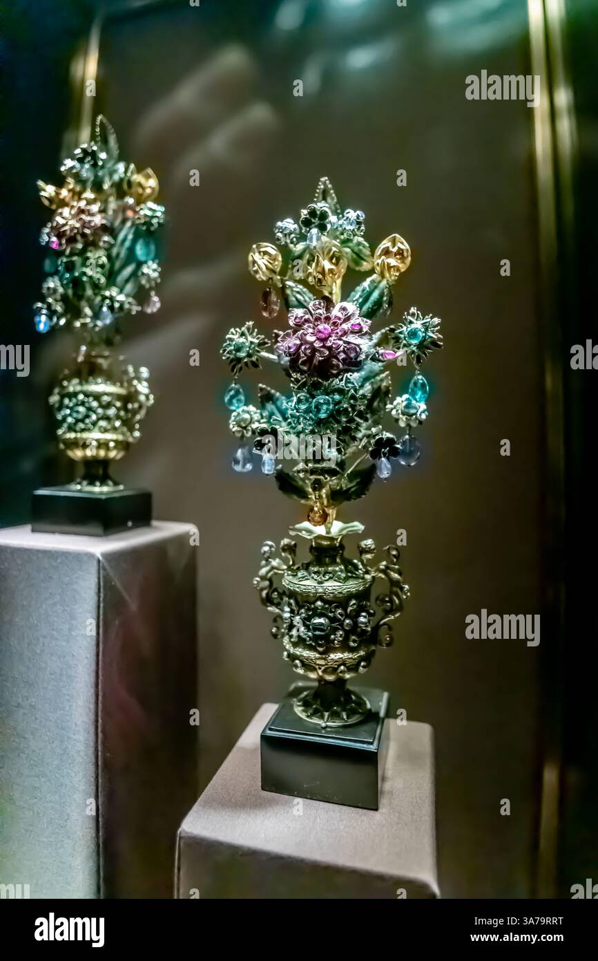 Imperial Treasury Vienna. Vienna’s Hofburg Palace treasure chamber ...