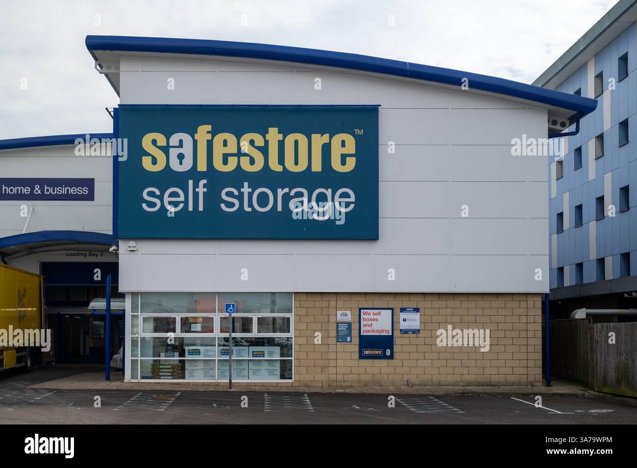 Loading 2025 hi-res stock photography and images - Alamy