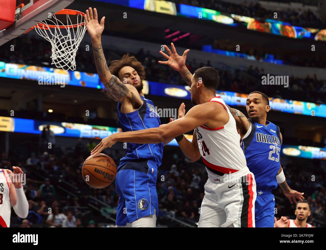 Dallas Mavericks center Dereck Lively II (2) and Dallas Mavericks ...