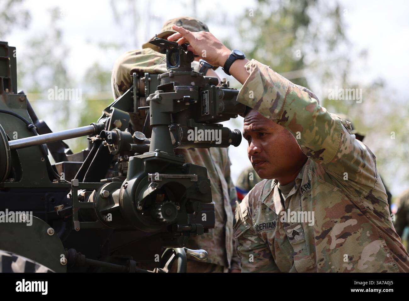 Soldiers from the Philippine Army Artillery Regiment and the U.S. Army ...