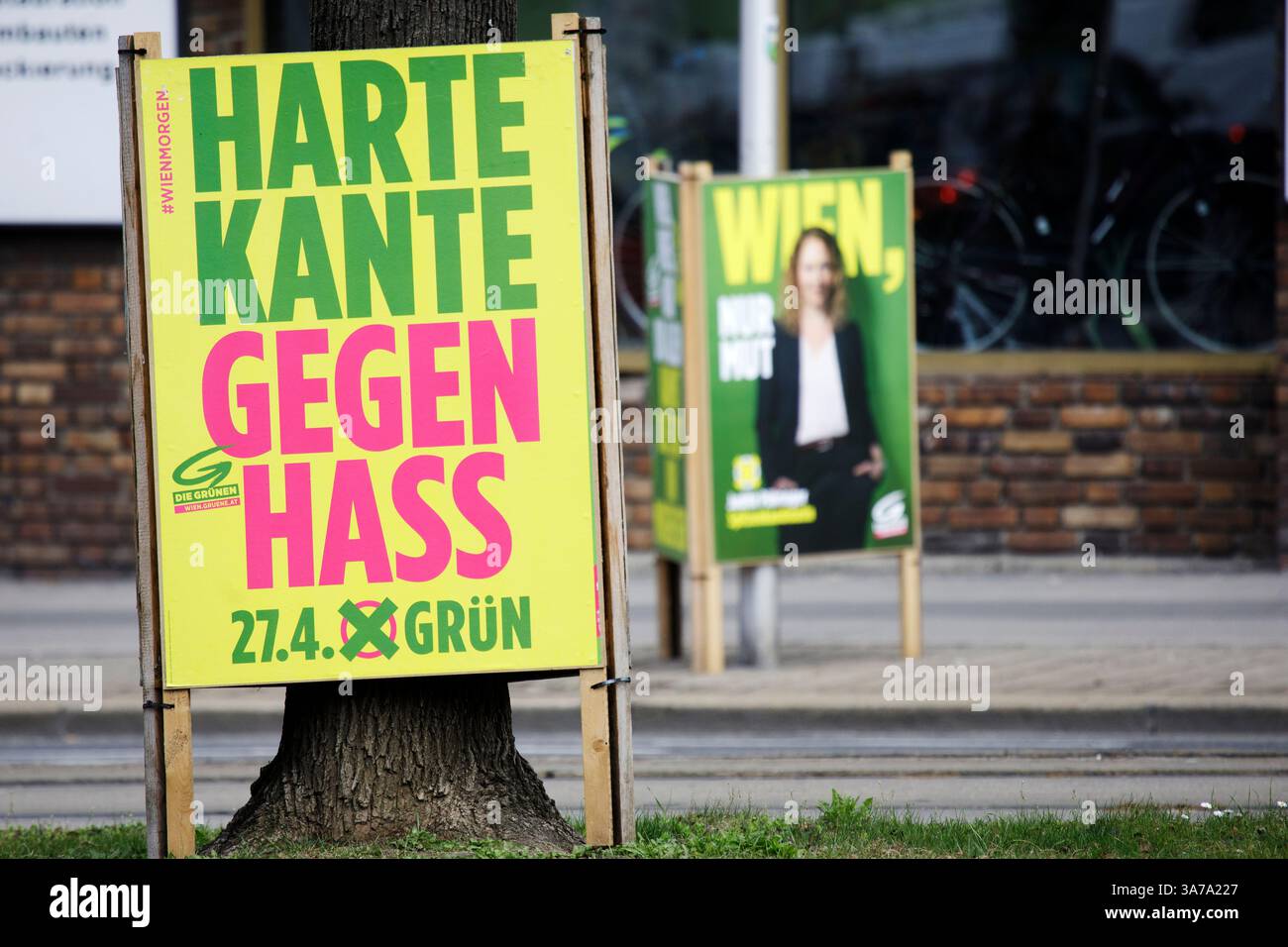 Vienna, Austria. 26th Mar, 2025. AUSTRIA; VIENNA; 20250326; Election posters of the Green Party ...