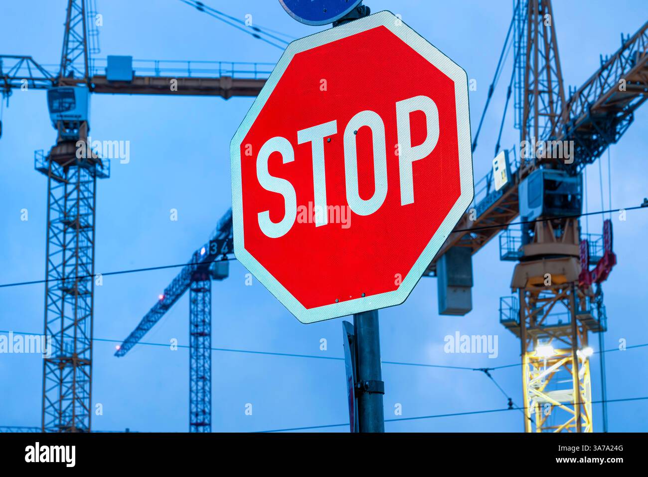 Baustopp Symbolfoto, Kräne an einer Baustelle im Bahnhofsviertel ...