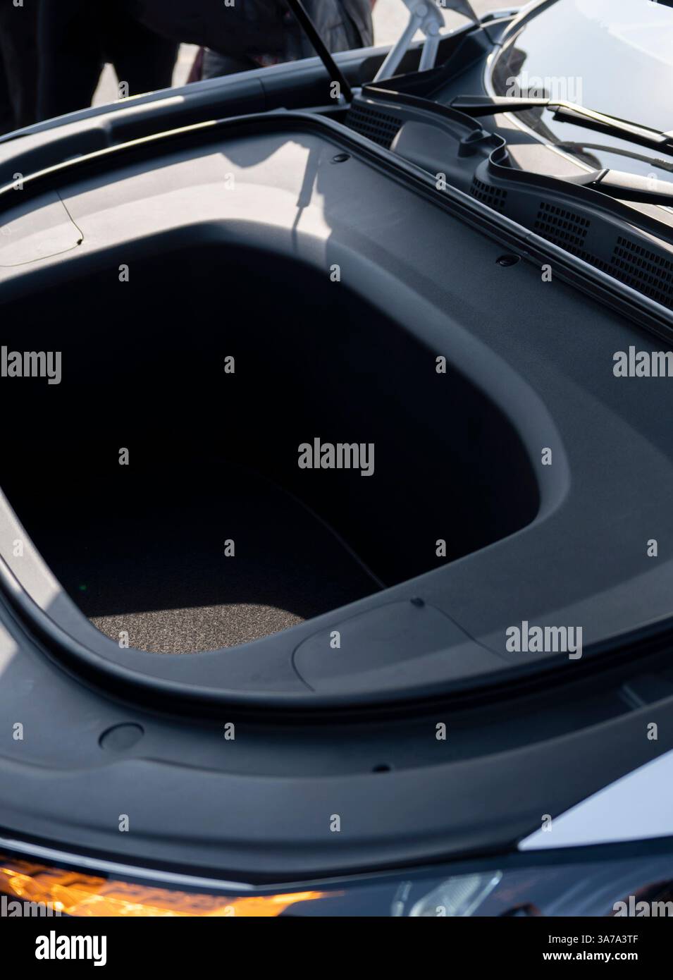 Cars functionality ads hi-res stock photography and images - Alamy