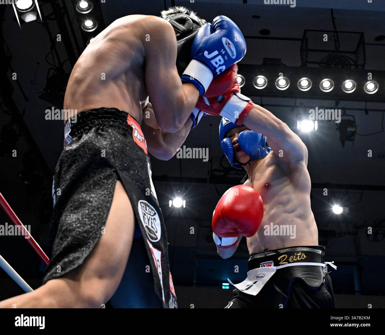 Reito Tsutsumi (red gloves) competes with Yoshimitsu Kimura during the ...