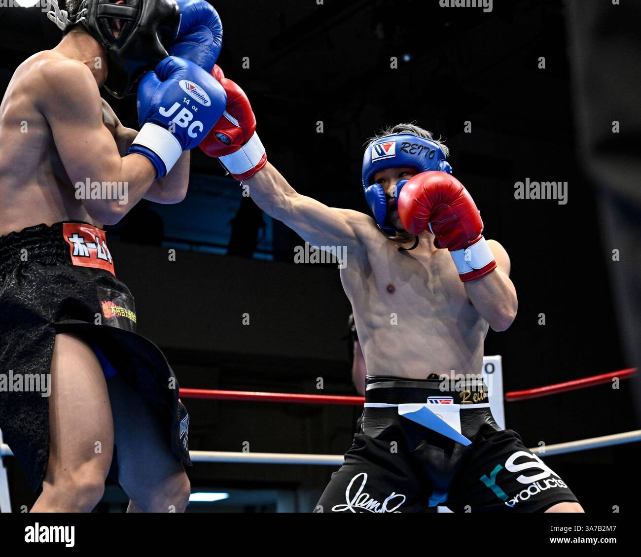 Reito Tsutsumi (red gloves) competes with Yoshimitsu Kimura during the ...