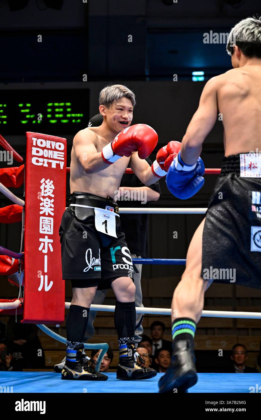 Reito Tsutsumi (red gloves) competes with Yoshimitsu Kimura during the ...
