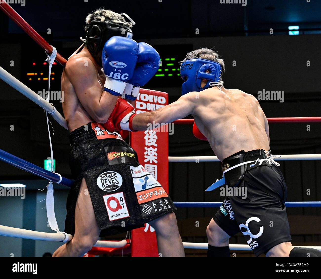 Reito Tsutsumi (red gloves) competes with Yoshimitsu Kimura during the ...