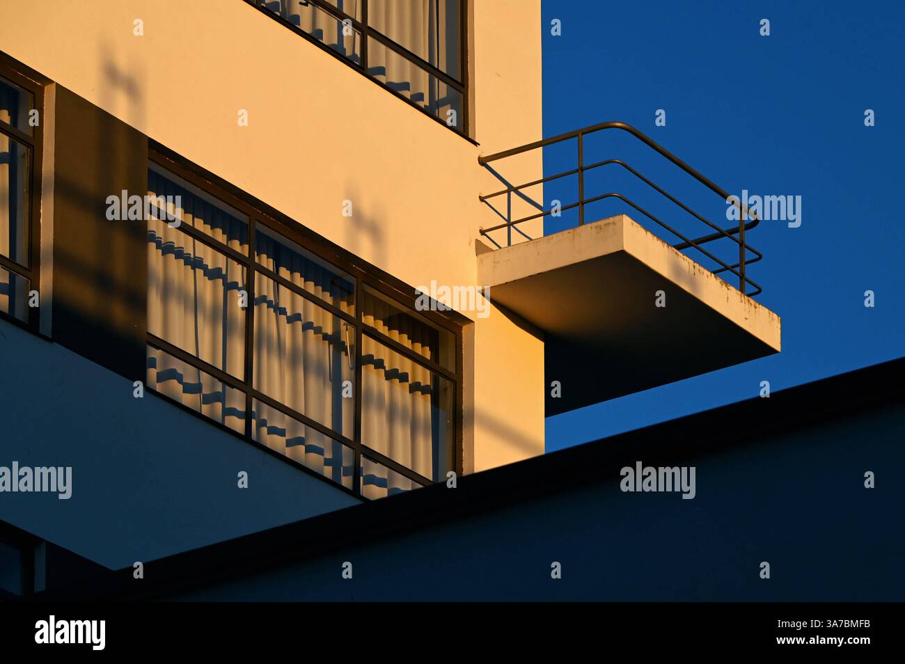 Bauhaus Atelierhaus mit Balkonen, Dessau, Sachsen-Anhalt, Deutschland *** Bauhaus studio house ...