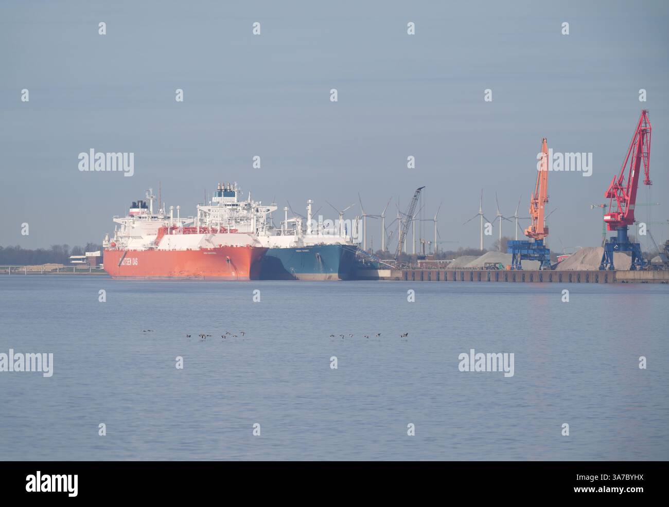 27 March 2025, Schleswig-Holstein, Brunsbüttel: The floating LNG terminal "Höegh Gannet" (r) and ...