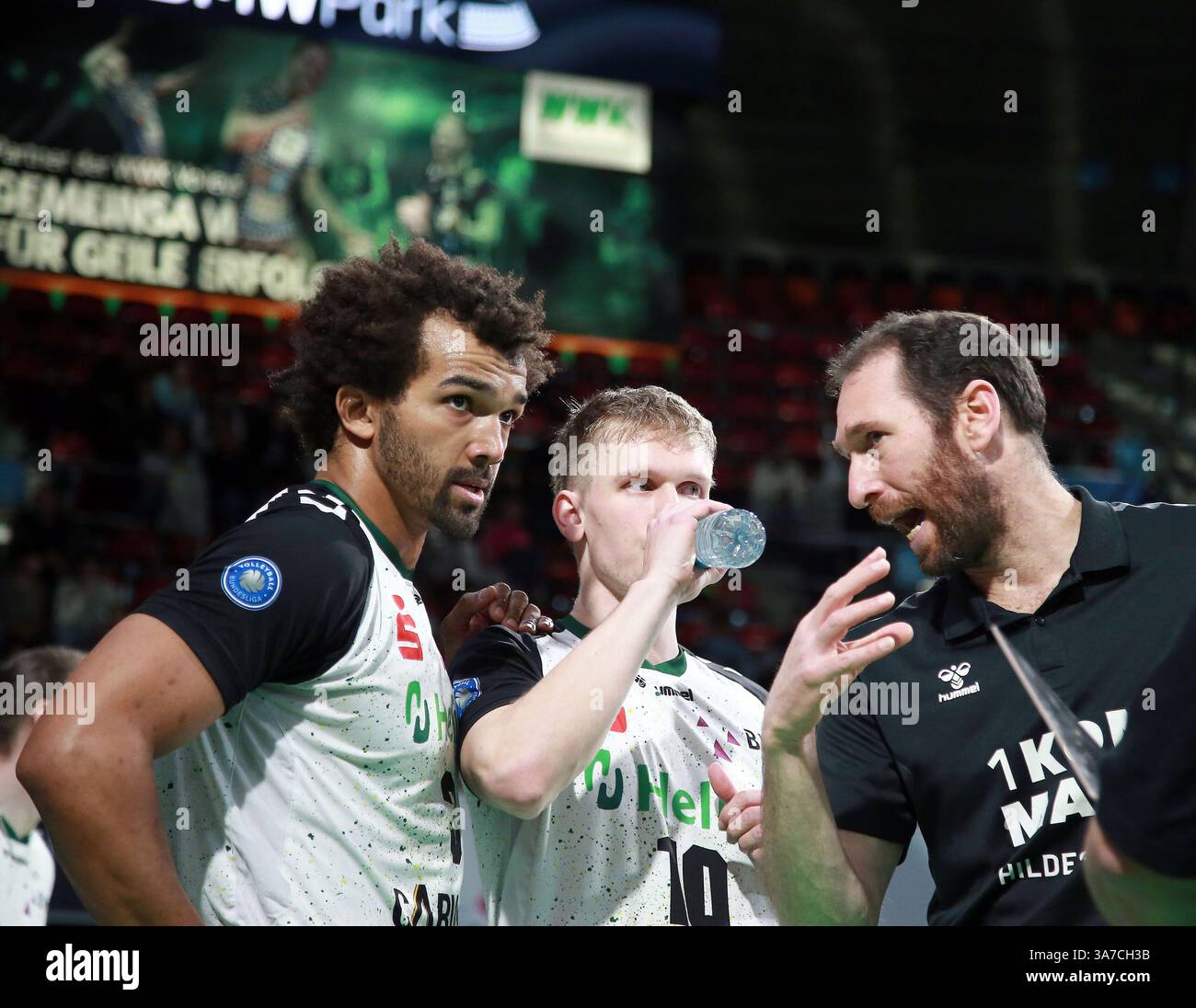 von links Michiel AHYI (Giesen), Jan ROELING (Giesen/GER), headcoach ...