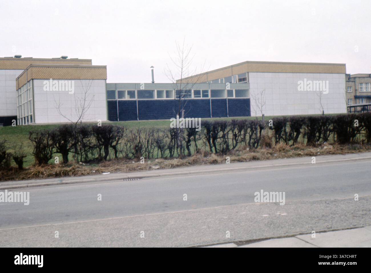 Exterior hospital 1960s hi-res stock photography and images - Alamy