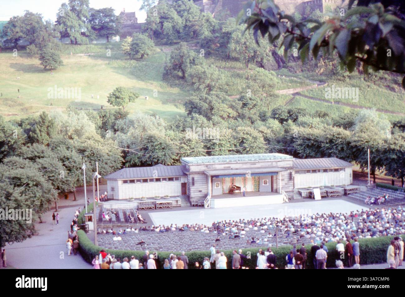 Audience at rock show 1970s hi-res stock photography and images - Alamy