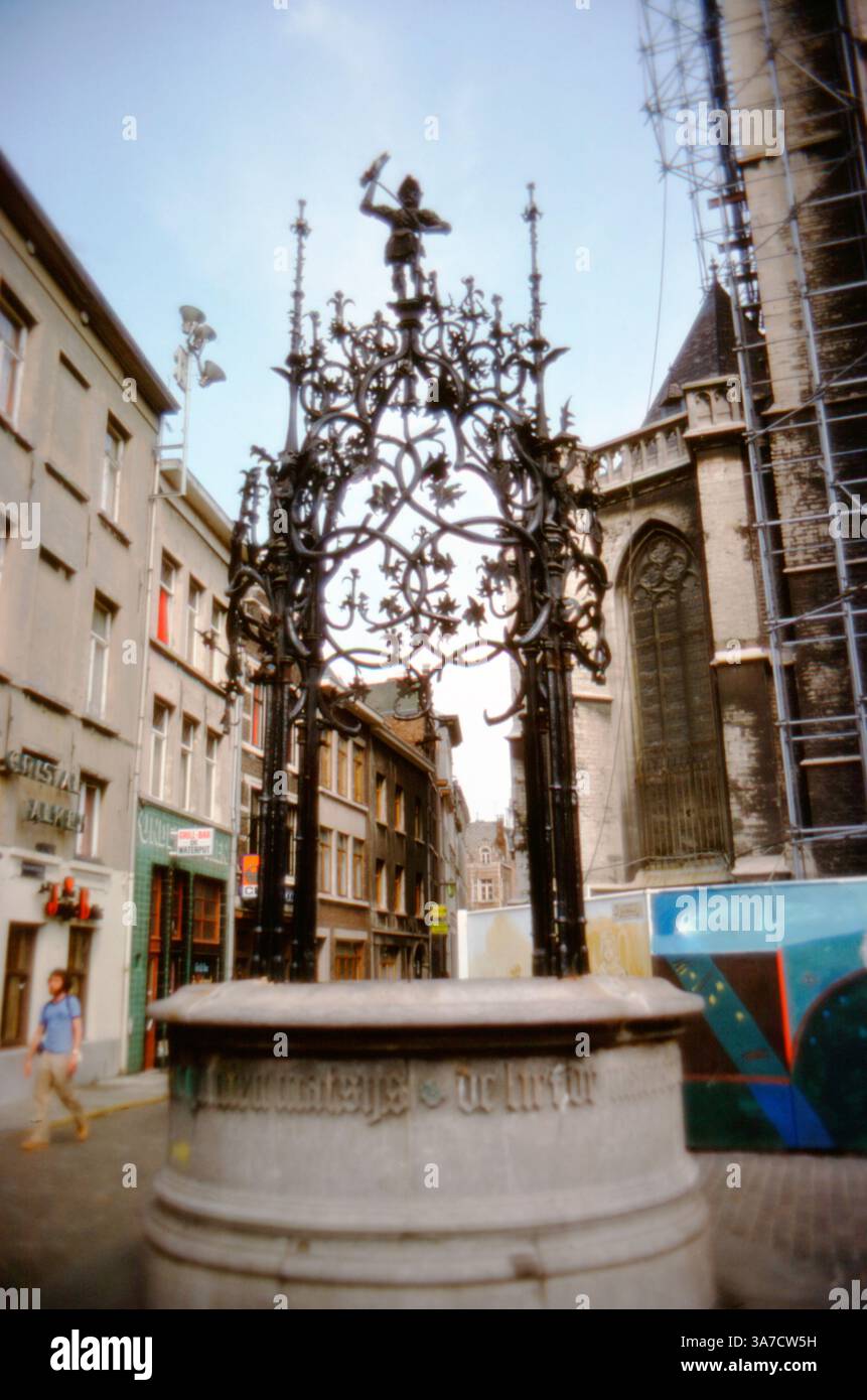 Iron well canopy hi-res stock photography and images - Alamy