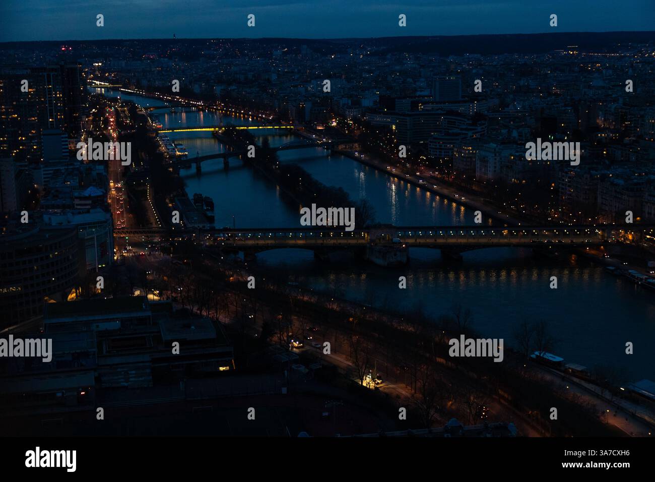 Paris city panorama with river Sienna, Swan Island and bridges, the ...