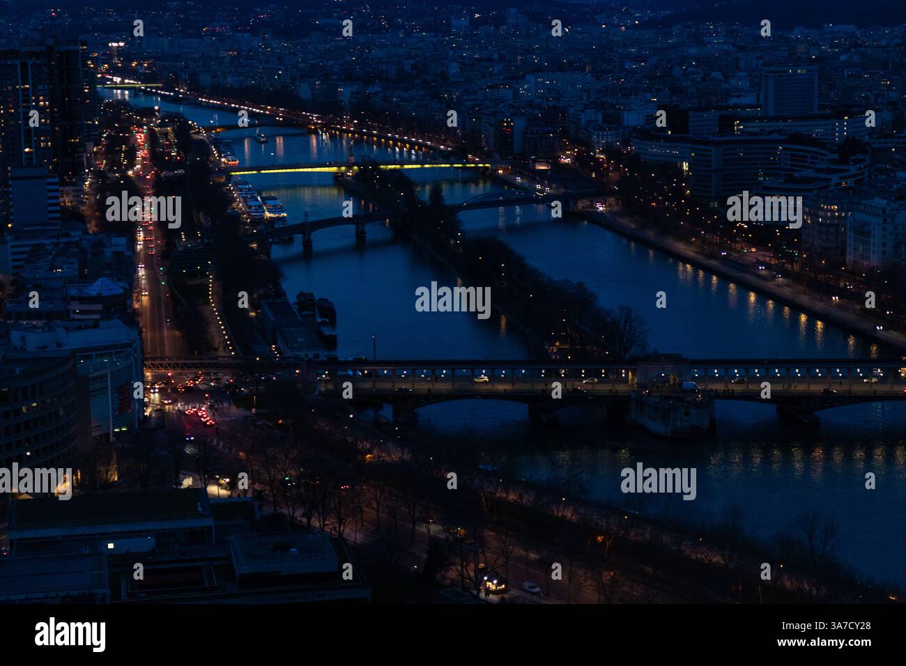 Paris city panorama with river Sienna, Swan Island and bridges, the ...