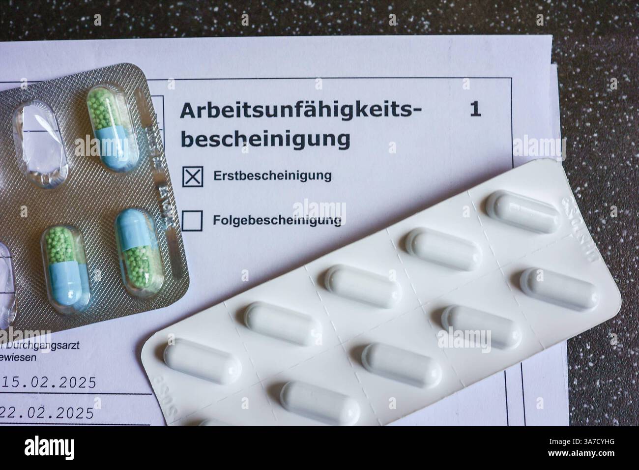 Stockbilder 02/2025 Krankmeldung mit Tabletten *** Stock photos 02 2025 ...