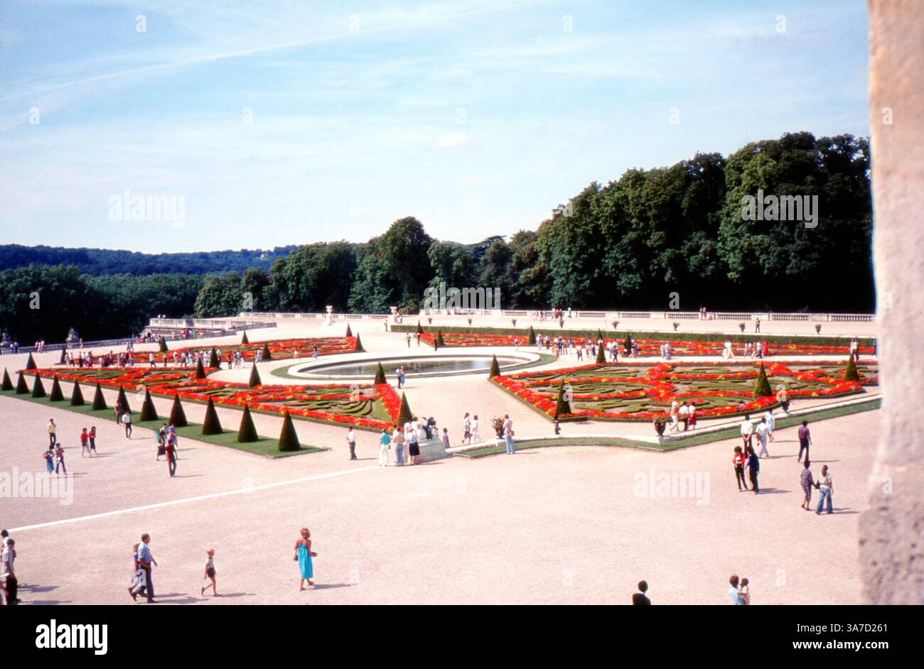 A sweeping view of the formal gardens of the Palace of Versailles in ...
