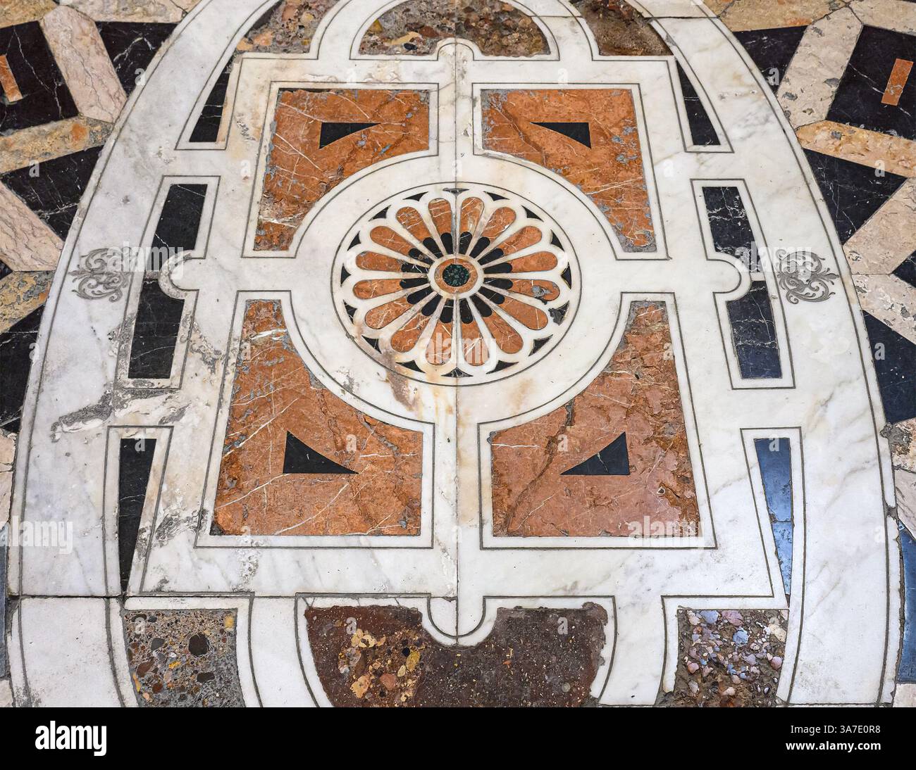 Spain seville cathedral interior floor hi-res stock photography and ...