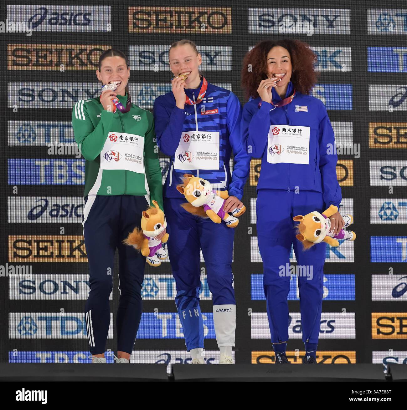 Kate O'Connor of Ireland (Silver), Saga Vanninen of Finland (Gold) and ...