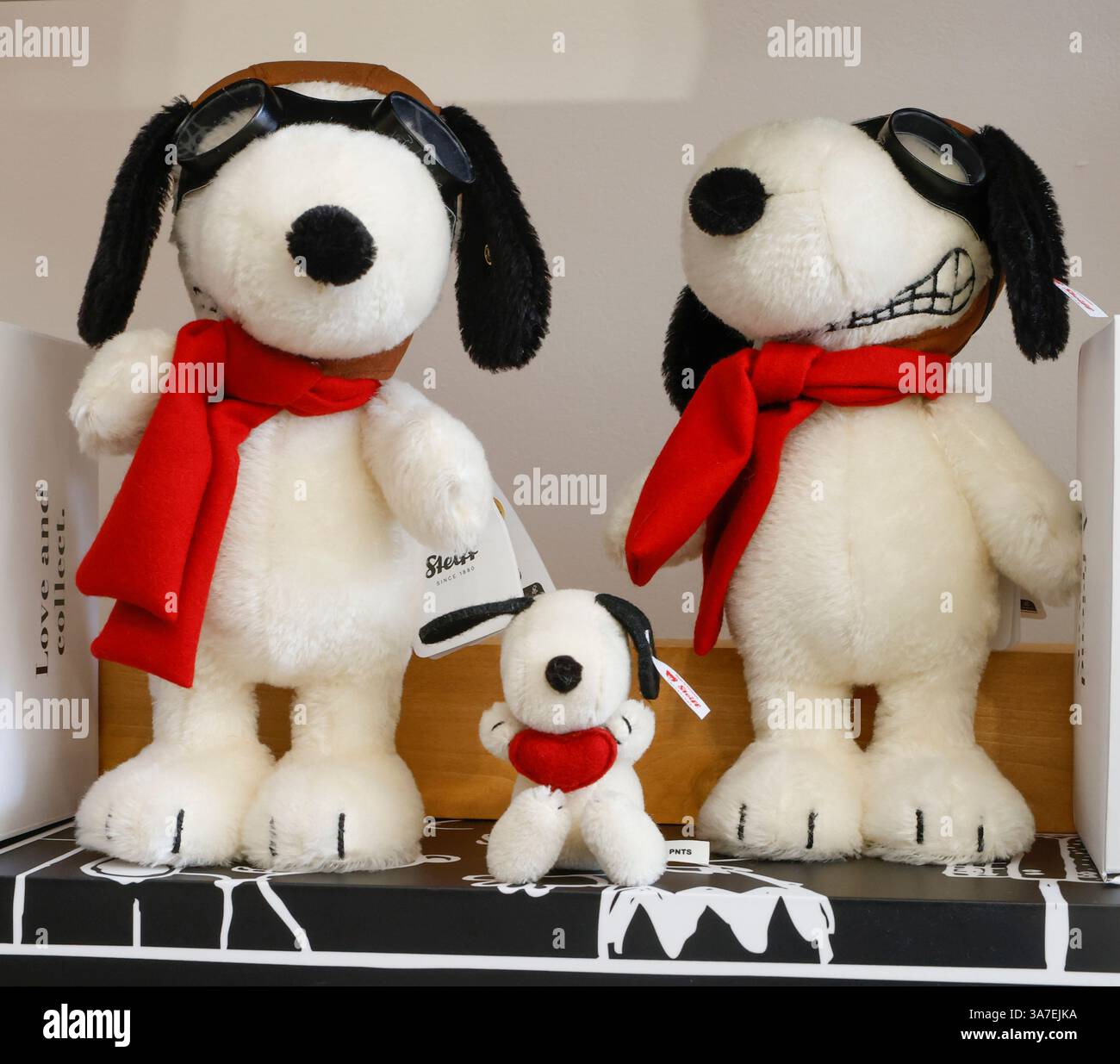 Snoopy cartoon hi-res stock photography and images - Alamy