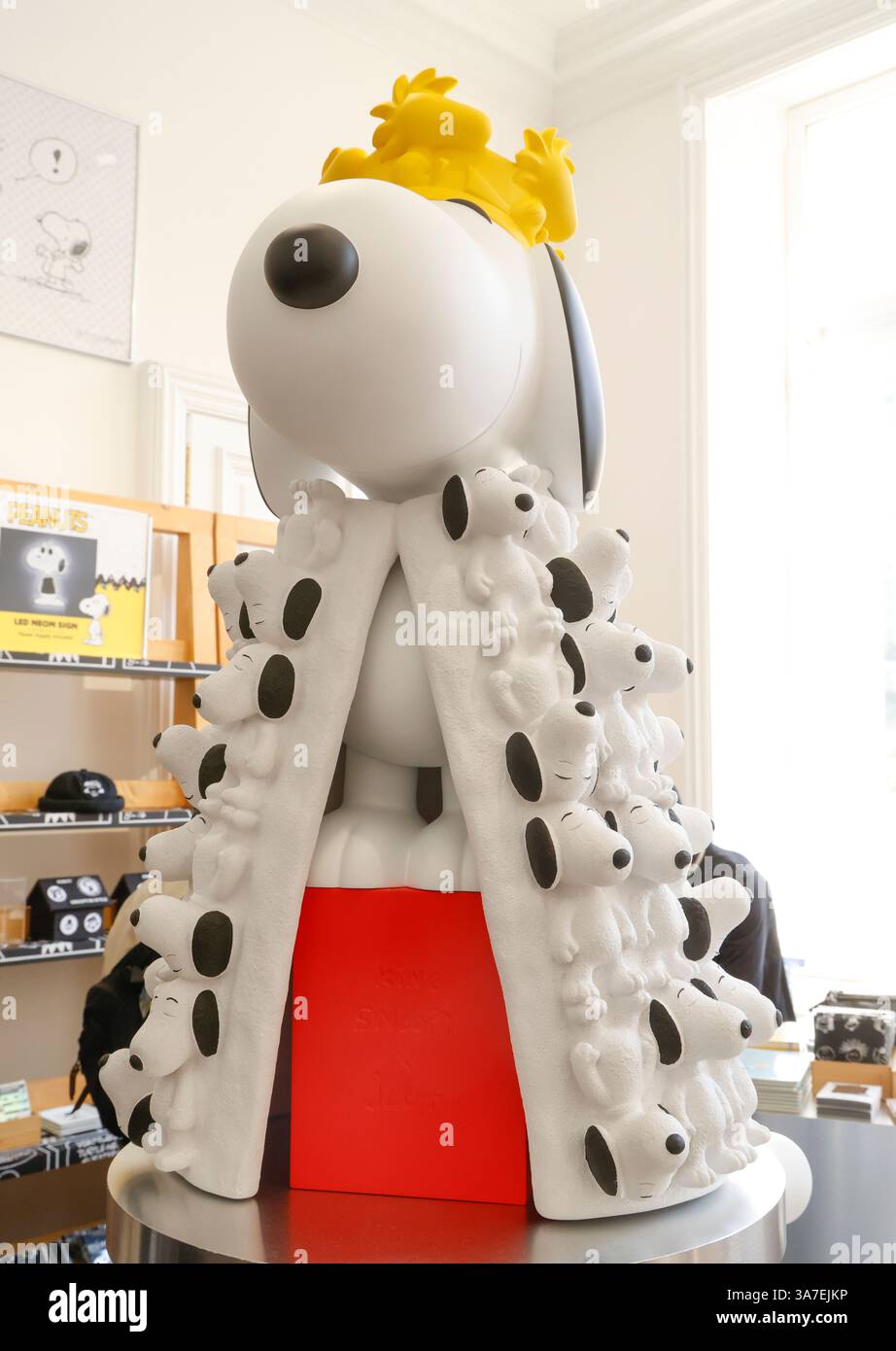 Snoopy cartoon hi-res stock photography and images - Alamy