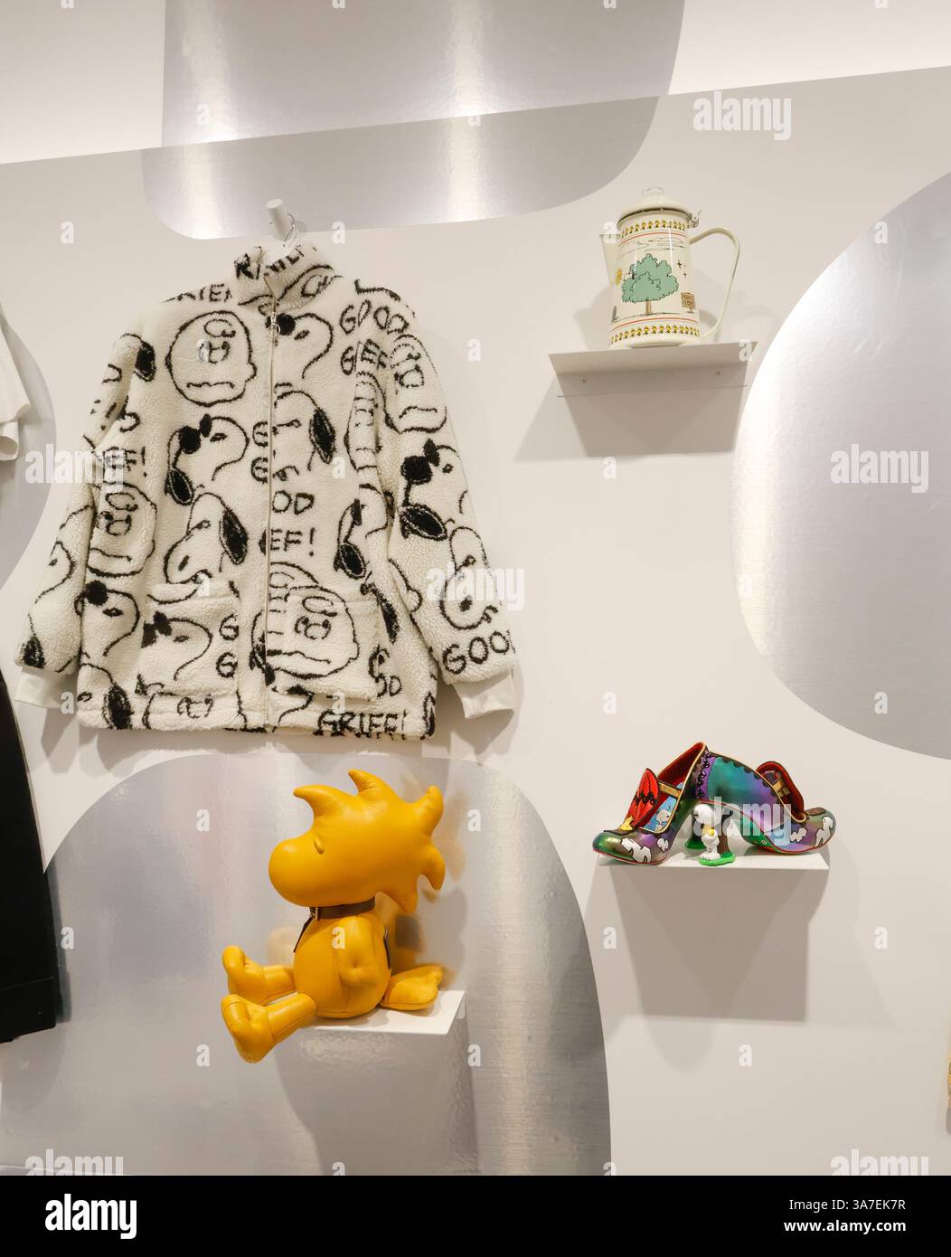 Snoopy and woodstock hi-res stock photography and images - Alamy