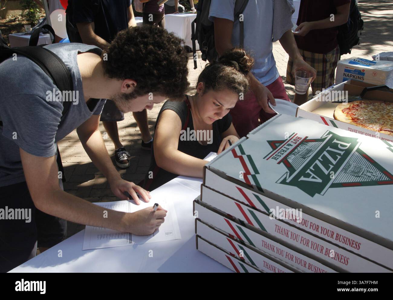 Student line vote hi-res stock photography and images - Alamy
