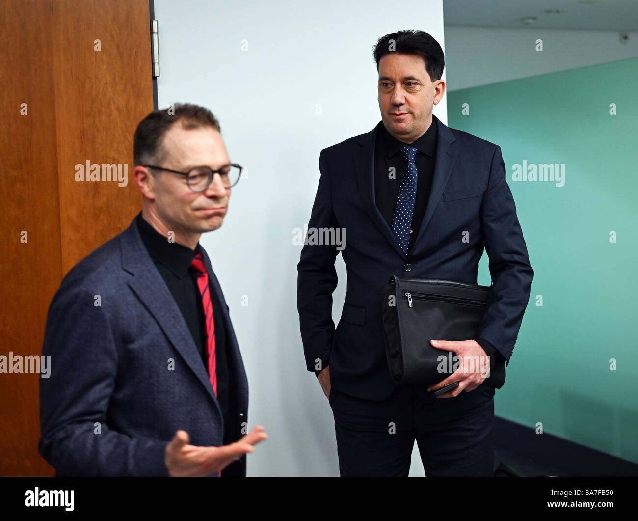 27 March 2025, Hesse, Frankfurt/Main: Manuel Gräfe (r), former ...
