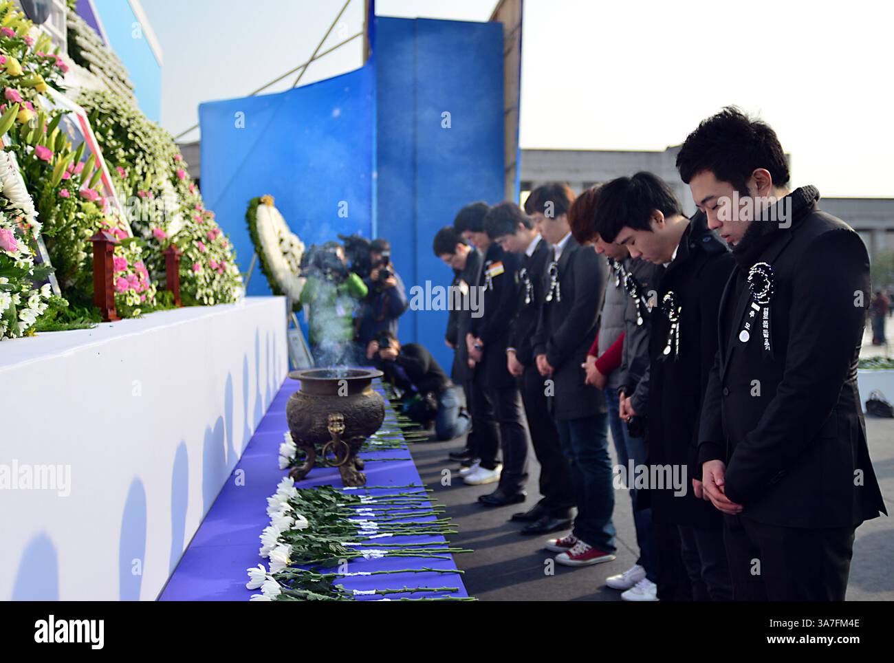 Nov. 23, 2012 - Seoul, South Korea - Students pat tribute during a ...