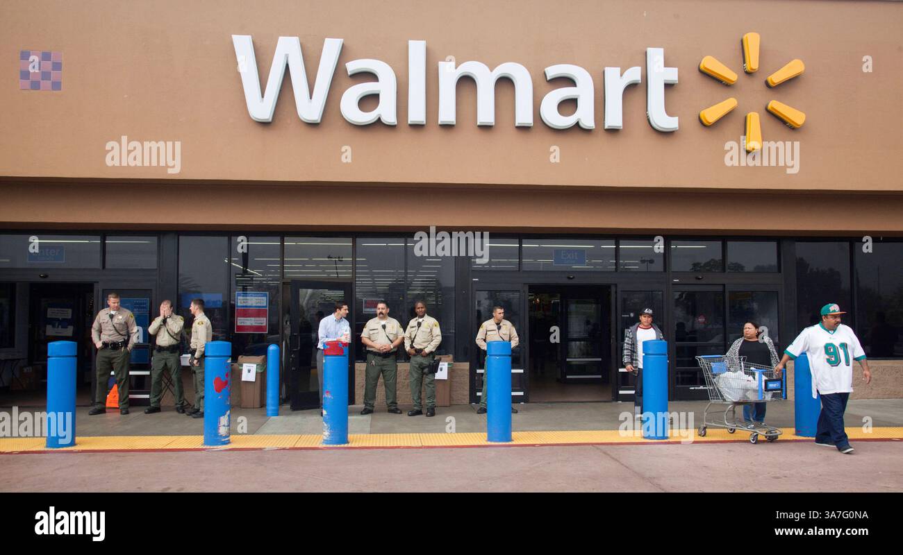 Walmart black friday strike hi-res stock photography and images - Alamy