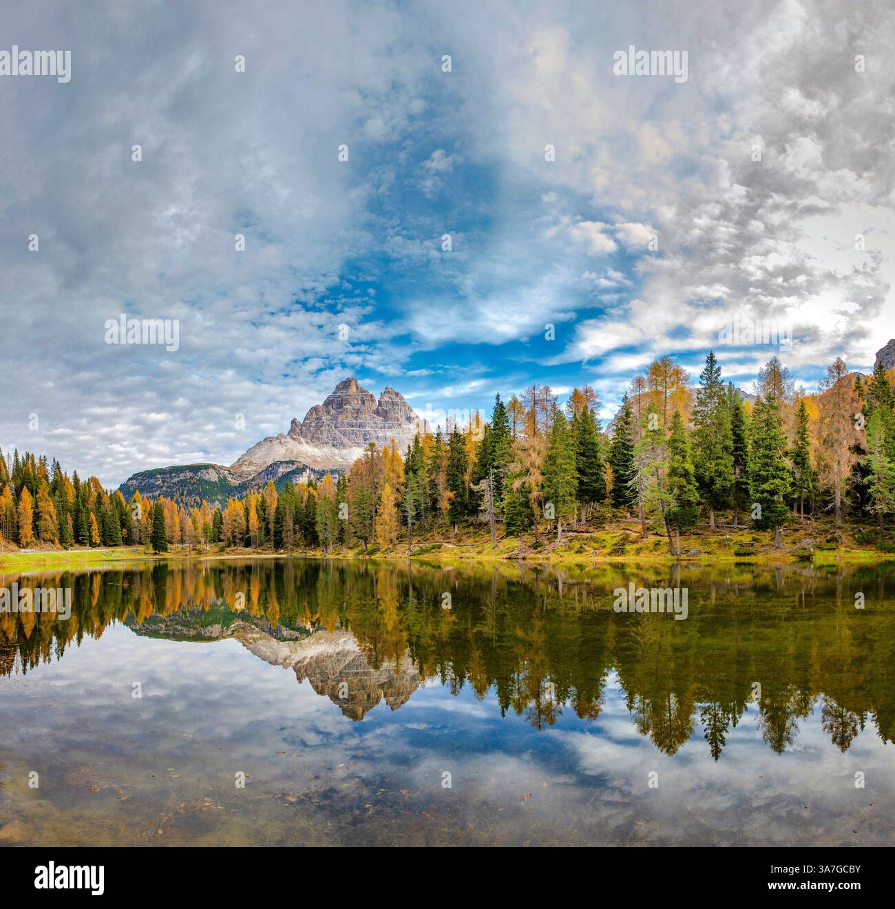 Mountain lake Lago Antorno with view of the Drei Zinnen reflected in ...