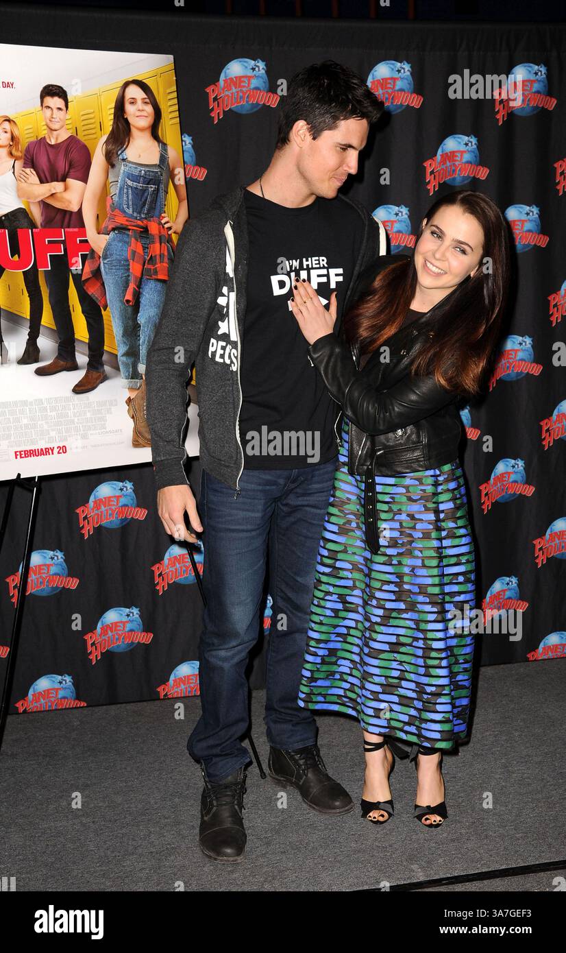 Robbie Amell and Mae Whitman of 'The Duff' visit Planet Hollywood Times ...
