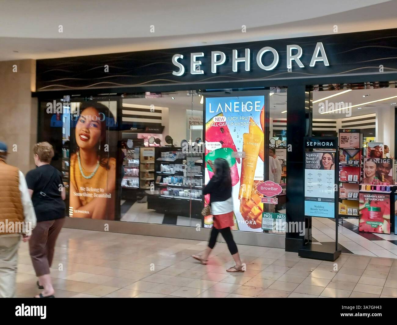 Luxury cosmetics product company sephora hi-res stock photography and ...