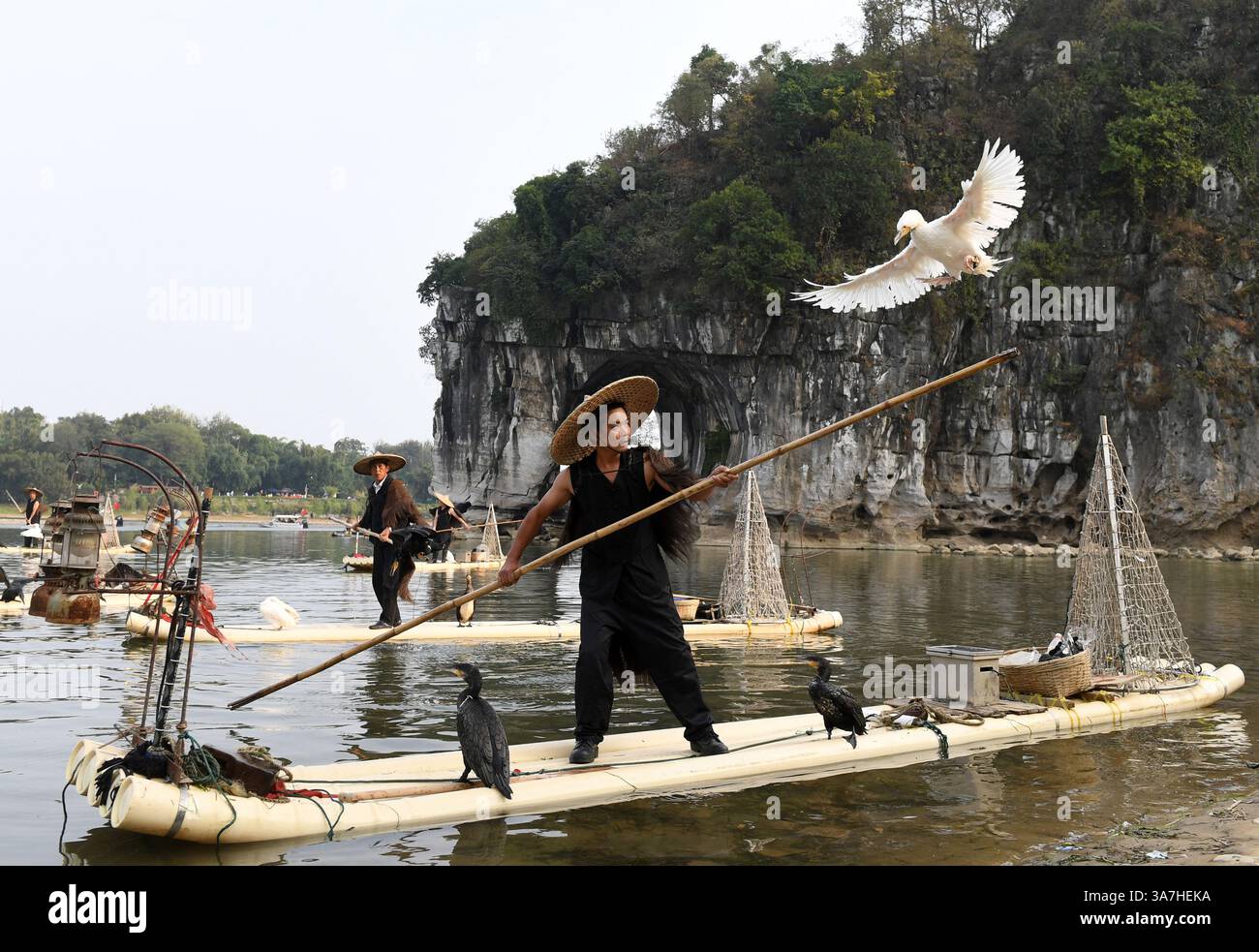 (250327) -- GUILIN, March 27, 2025 (Xinhua) -- Fishermen shows osprey ...