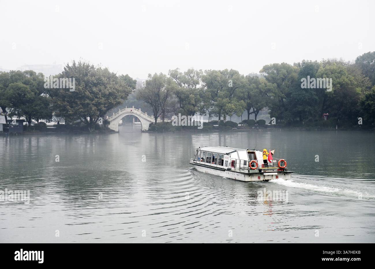 (250327) -- GUILIN, March 27, 2025 (Xinhua) -- Tourists take a boat on ...