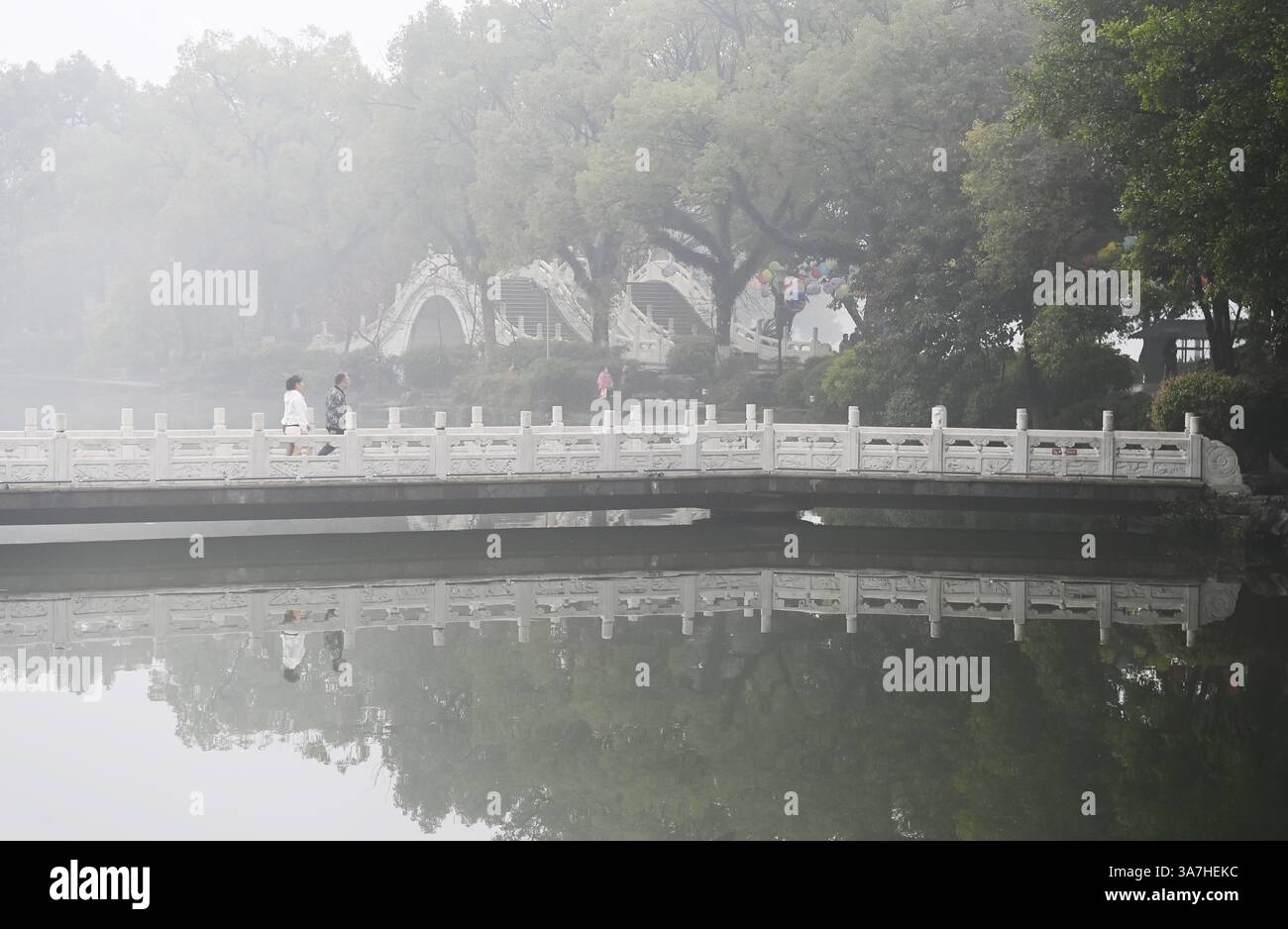 (250327) -- GUILIN, March 27, 2025 (Xinhua) -- Tourists visit the ...