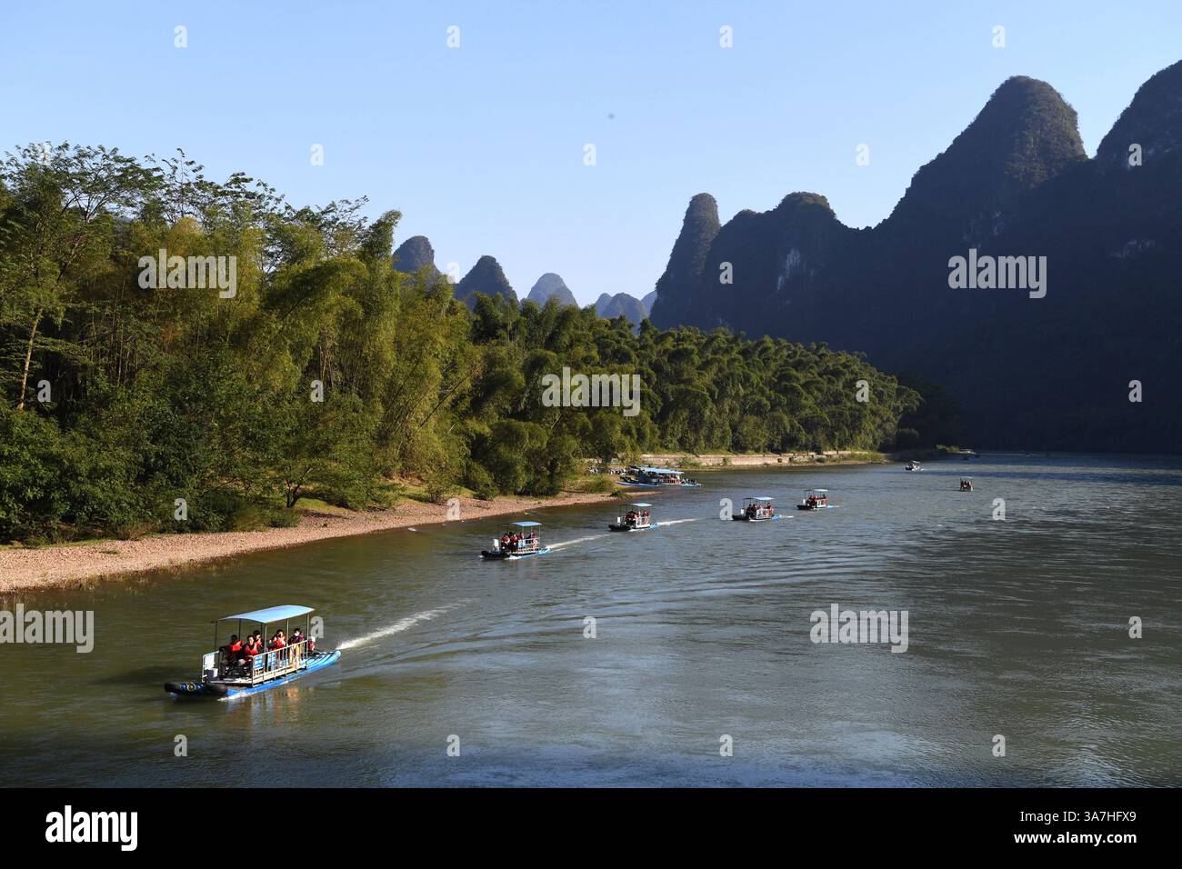 (250327) -- GUILIN, March 27, 2025 (Xinhua) -- Visitors take bamboo ...