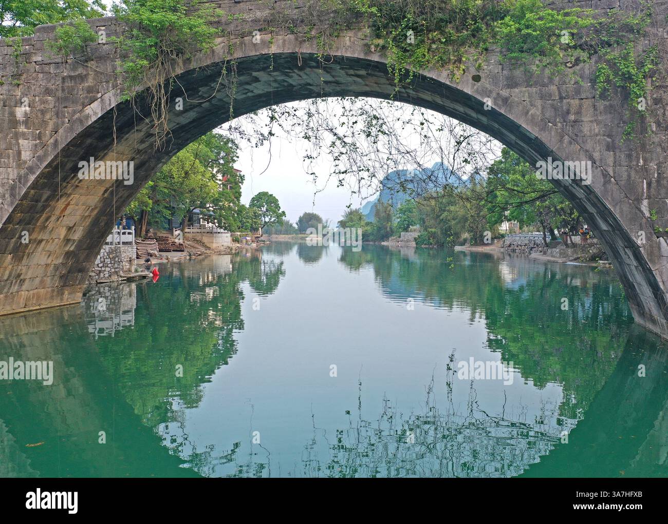 (250327) -- GUILIN, March 27, 2025 (Xinhua) -- A drone photo taken on ...