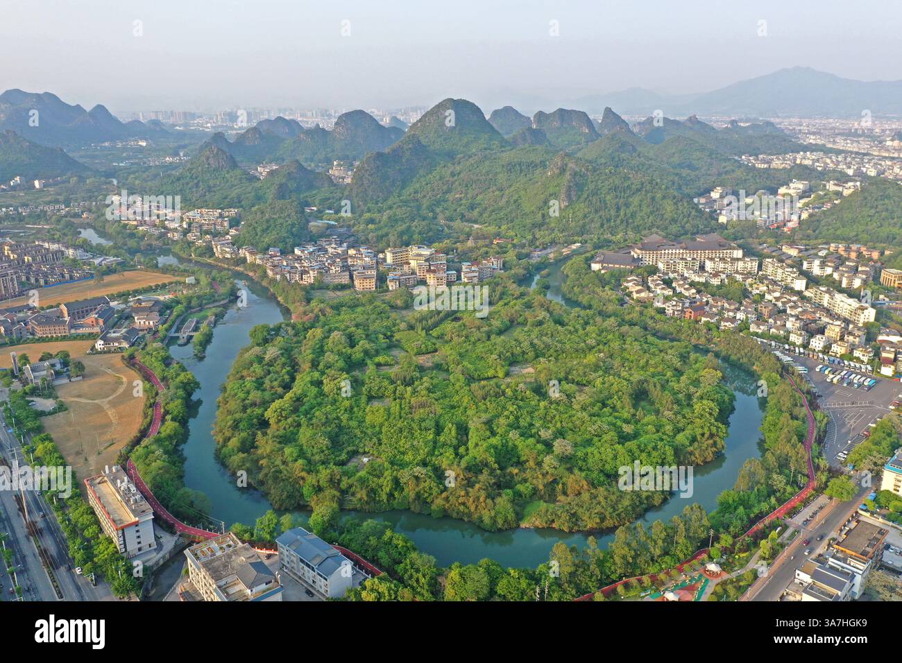 (250327) -- GUILIN, March 27, 2025 (Xinhua) -- An aerial drone photo ...