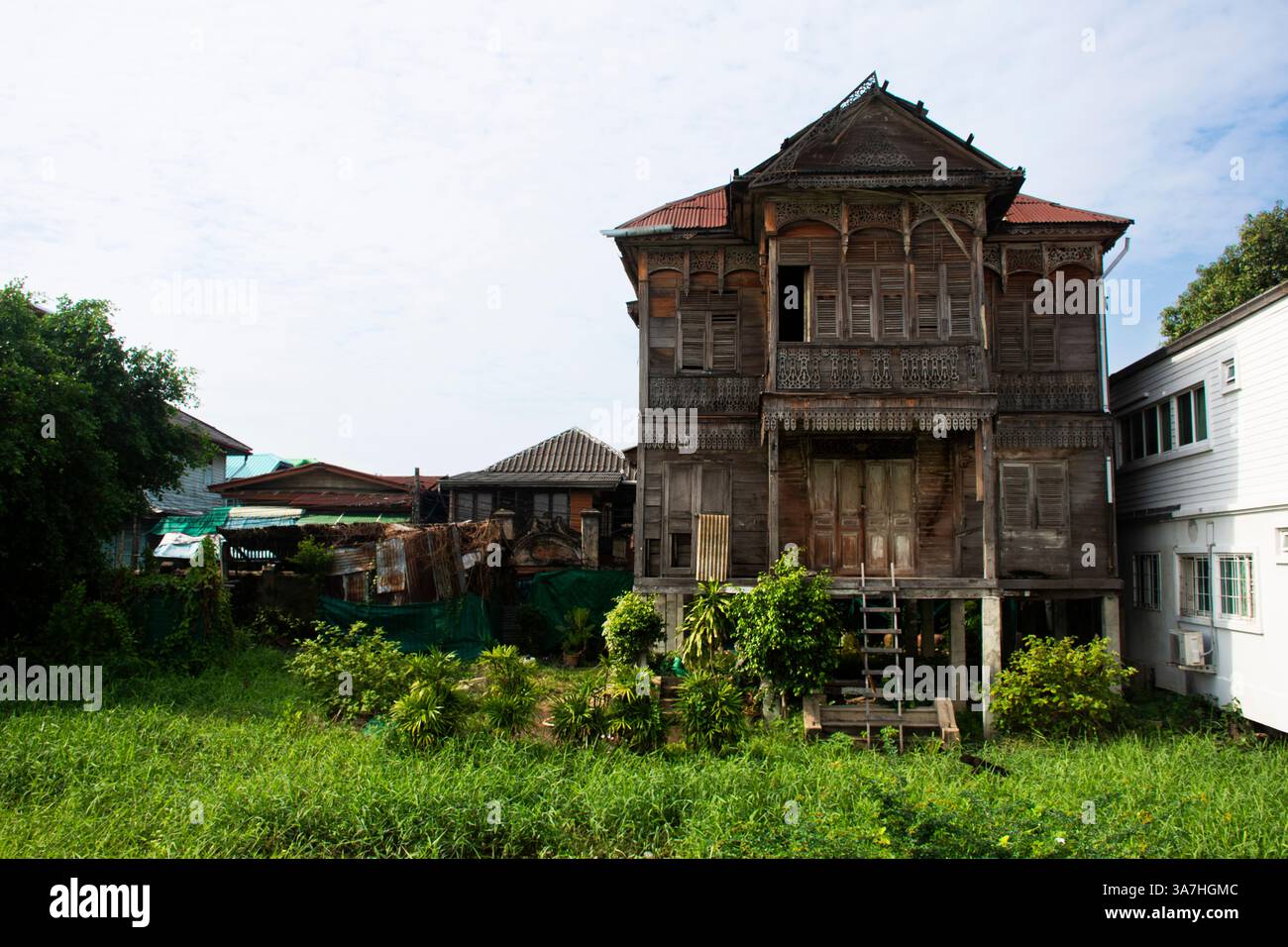 Abandoned wooden Baan Khun Phra Prakob Home or broken damage wood ...