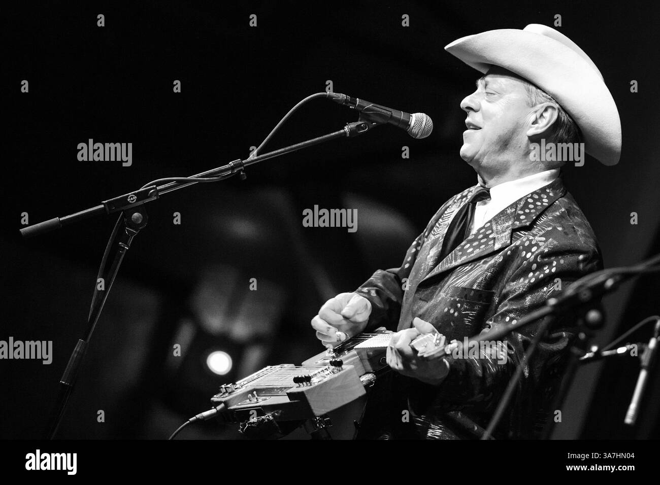 Jan. 18, 2013 - Tulsa, Oklahoma, U.S - American country guitarist and ...