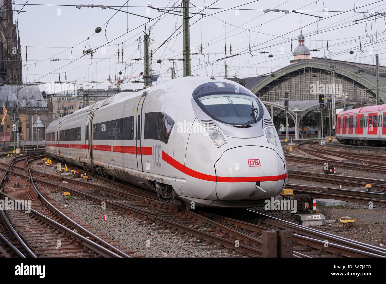 ICE, Nahverkehr, Fernverkehr, Schienen, Gleise, Lok, Bahnhof, Köln HBF ...