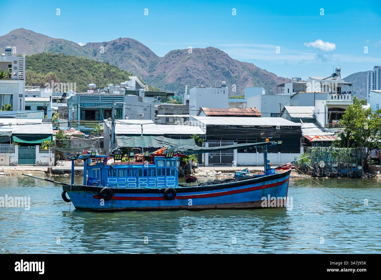 Traditional vietnamese fishing boat hi-res stock photography and images ...