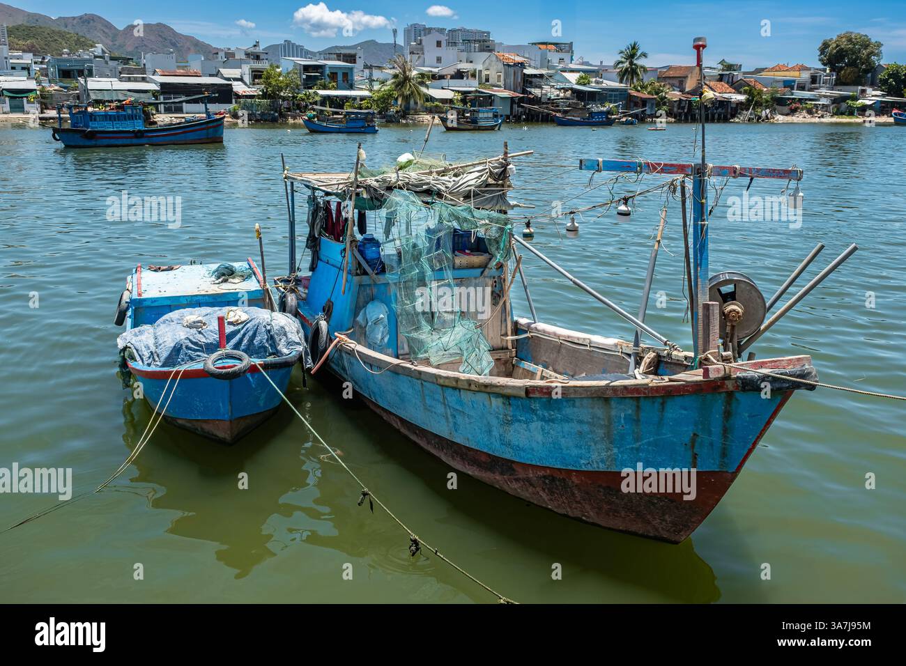 Traditional vietnamese fishing boat hi-res stock photography and images ...